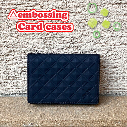 ギフト包装について Ain Soph 2nd labelのカードケース。ラバータッチのウレタン塗装後、ピラミッド型の型押しを施し、革表面に凸凹を表現したイタリア製レザーです。内装はマチ付きのシンプルな仕様。ロゴBOX入りなのでギフトにもお勧...