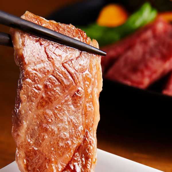 極上のとろける味わい！長崎和牛ロース焼肉肉本来の旨みと甘い脂の絶妙なハーモニーをご堪能ください■長崎和牛が選ばれる3つの理由・妥協なき品質：赤身の深いコクとまろやかな脂身が織りなす極上の逸品。・特別な食卓に：自宅での焼肉が高級料亭のような贅...