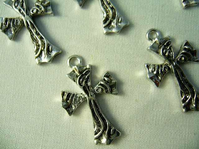 デザイン性のある、十字架のチャームになります。 ワンポイントアクセサリーとしても大活躍です。 ネックレスやピアス・キーホルダーなどにご利用いただけます。 サイズ(概寸)：縦約24mm×横約15mm ホールサイズ　約2.0mm 銀 銀色 シル...