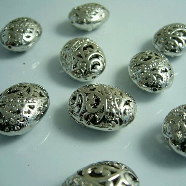 卵のような形のロンデルになります。 ブレスレットやネックレス、ピアスなどにご利用いただけます。 他にも、サンキャッチャーやキーホルダー作りにもおススメです。 ビーズの間で装飾としてのご使用や、ワンポイントとしてもご使用いただけます。 アイデ...