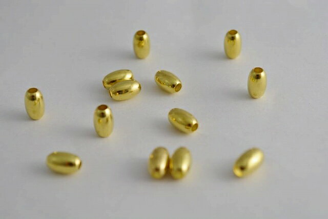 シンプルな筒型のロンデルになります。 ブレスレットやネックレス、ピアスなどにご利用いただけます。 他にも、サンキャッチャーやキーホルダー作りにもおススメです。 ビーズの間で装飾としてのご使用や、ワンポイントとしてもご使用いただけます。 アイ...