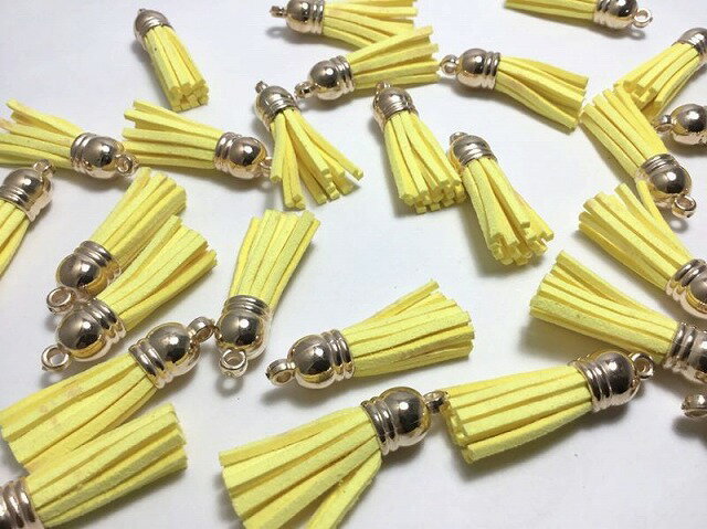 スエード調の小さいタッセルです。 軽いので、ピアス、イヤリングに最適です。 長さ37mm　カン内径6mm 数量：10個 一部生地に濃い黄色の模様が混じっています。詳しくは商品写真をご覧ください。ご購入前に必ずご確認ください 同梱と送料につい...