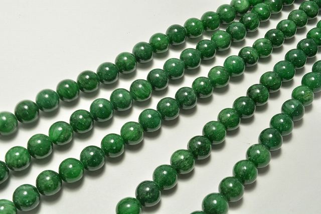 白色の石を染色加工した物です。アクセサリー作りに最適なお得な連売りです。ばらしてお使いいただけます。1連約40cm　約48玉直径8mm天然石 ピアス イヤリング ブレスレット ハンドメイドご購入前に必ずご確認ください 同梱と送料について 複...