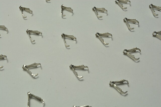 ペンダントトップとチェーンとの連結等にご利用ください。爪付、カン付のAカンです。 小さいサイズですので、ピアス、イヤリングに最適です。 9mm　カン内径1.5mm 数量：10個 ピアス イヤリング ネックレス ブレスレット パーツご購入前に...