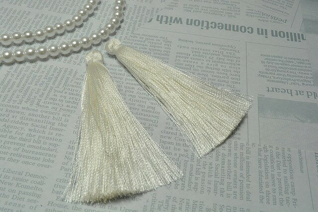 シンプルな形状の長めのタッセルです。糸がばらけない様、保護した状態でお送りします。 ピアス、ネックレスのトップに。 57mm×6mm 2個(ペア) ピアス イヤリング ネックレス チャームご購入前に必ずご確認ください 同梱と送料について 複...