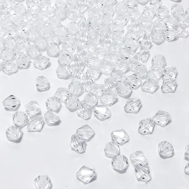 アクリルでできたビーズです。アクセサリーなどのパーツとしてご使用ください。 直径：約8mm 穴サイズ：約1.5mm 数量：100個 アクリル ビーズ プラスチック パーツ 素材 ハンドメイド 多面カット ガラス風ご購入前に必ずご確認ください...