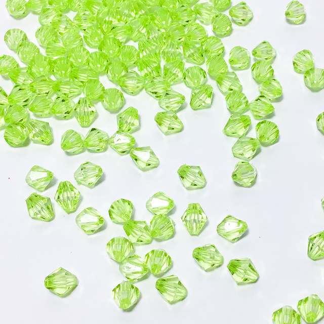 アクリルでできたビーズです。アクセサリーなどのパーツとしてご使用ください。 直径：約8mm 穴サイズ：約1.5mm 数量：100個 アクリル ビーズ プラスチック パーツ 素材 ハンドメイド 多面カット ガラス風ご購入前に必ずご確認ください...