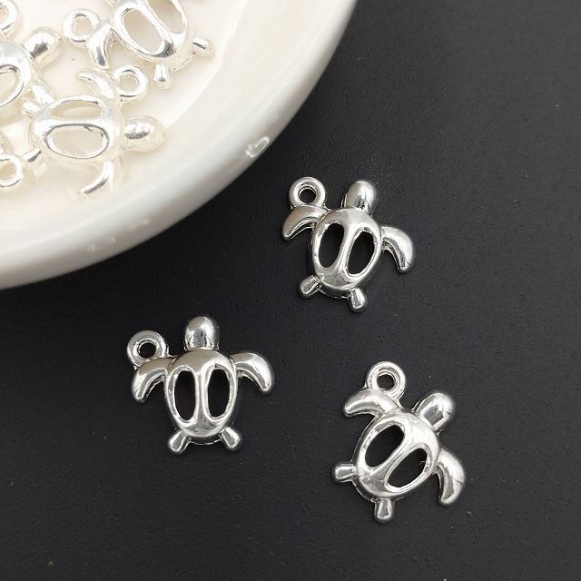 縦約12.5mm×幅約13mm カン部：約2mm 数量：10個ご購入前に必ずご確認ください 同梱と送料について 複数商品を一緒にご購入の場合は同梱発送いたします。送料は1件分のみとなります。他の商品もぜひご検討ください。 製品の製造・品質に...