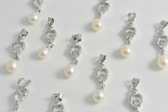 サイズ(概寸)：約29mm×約7mmホールサイズ　約3mm数量：2個ご購入前に必ずご確認ください 同梱と送料について 複数商品を一緒にご購入の場合は同梱発送いたします。送料は1件分のみとなります。他の商品もぜひご検討ください。 製品の製造・...