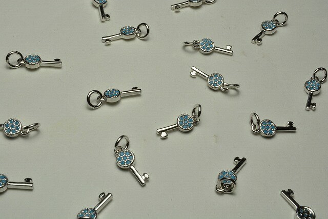 石付を埋め込んだ小さいチャームです。 キラキラしていてとても綺麗です。 ネックレスやピアス・キーホルダーなどにご利用いただけます。 サイズ：縦約：13mm×横約5mm（マルカン含まず） マルカン外径：約5mm 数量：2個 銀 銀色 シルバー...