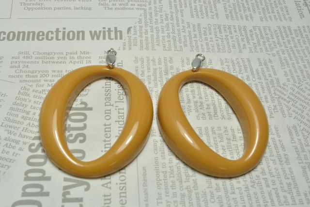 オシャレなリング型アクリルチャームです。 軽いので、ピアス、イヤリングに最適。 サイズ：約49mm×約35mm・カン内径2mm 数量2個 シルバー 銀 銀色 キャラメル キャメル 茶色 ブラウン 丸 円 ストラップ ペンダント ブレスレット...