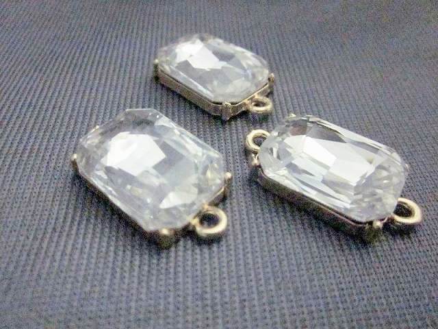 長さ約25mm×厚さ約5.5mmホールサイズ：約2.5mm裏側から接着剤が見えることがあります。★まとめてご購入いただいた場合、同梱でお送りし、送料は1部しかかかりません。他の商品も是非ご検討ください。 ★中国の提携先工場での委託生産品、も...