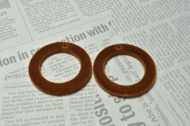 リング型のフロッキービーズです。ベルベット調で手触り抜群。穴が空いていてピアス、イヤリングなどに簡単に使えるような仕様です。直径31mm×厚さ3mm数量：2個ビーズ ベロア ピアス イヤリング　チャーム パーツ ハンドメイドご購入前に必ずご...