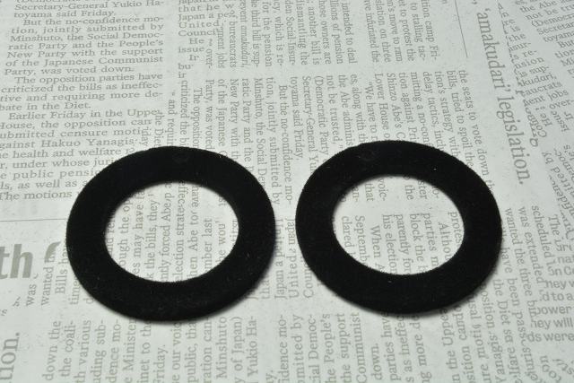 リング型のフロッキービーズです。ベルベット調で手触り抜群。穴が空いていてピアス、イヤリングなどに簡単に使えるような仕様です。直径31mm×厚さ3mm数量：2個ビーズ ベロア ピアス イヤリング　チャーム パーツ ハンドメイドご購入前に必ずご...