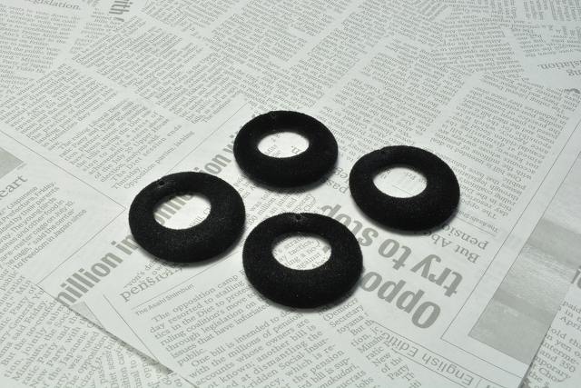 リング型のフロッキービーズです。ベルベット調で手触り抜群。穴が空いていてピアス、イヤリングなどに簡単に使えるような仕様です。直径27mm×厚さ5mm数量：2個ビーズ ベロア ピアス イヤリング　チャーム パーツ ハンドメイドご購入前に必ずご...