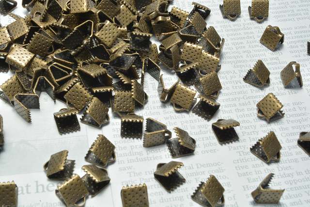 ワニ口のリボン留めです。アクセサリーのクリップ＆接続金具として、スエードコードや革紐やリボンなどと組み合わせてお使いください。6mm×7mm10個髪留め リボン留め 装飾金具 ハンドメイドご購入前に必ずご確認ください 同梱と送料について 複...