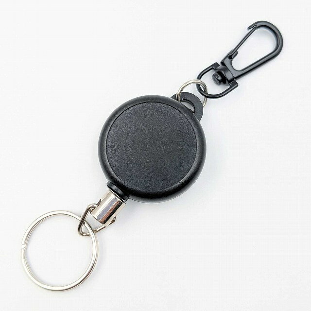 カラビナ付きで持ち運びに便利なシンプルなリールキーホルダーです。伸縮ワイヤーは約62cmまで伸び、鍵やパスケースをバッグやベルトに装着したまま使えます。アウトドアや日常使いに幅広く活躍します。シンプルなブラックカラーで男女問わずお使いいただ...