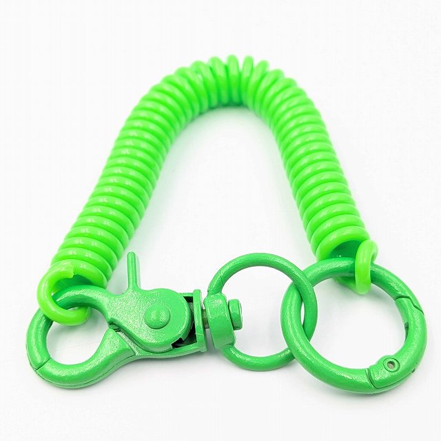 鮮やかな黄緑色が目を引くコイルスプリングキーホルダーです。伸縮性のあるスパイラルコードで、鍵やパスケースをバッグやベルトに付けたまま使用可能。アウトドアや旅行時の紛失防止に最適で、普段使いにも便利です。軽量で持ち運びやすく、シンプルながら機...