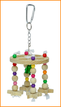 天然木をメインに使用した小鳥のおもちゃバードトイシリーズ バードトイ ・メリー サイズ：約W100×D100×H200mm（取り付け金具含む） ・ゆらゆら揺れる4つの房とベルが付いた、楽しい小鳥用おもちゃ。 揺らしたり、かじったり楽しい小鳥...