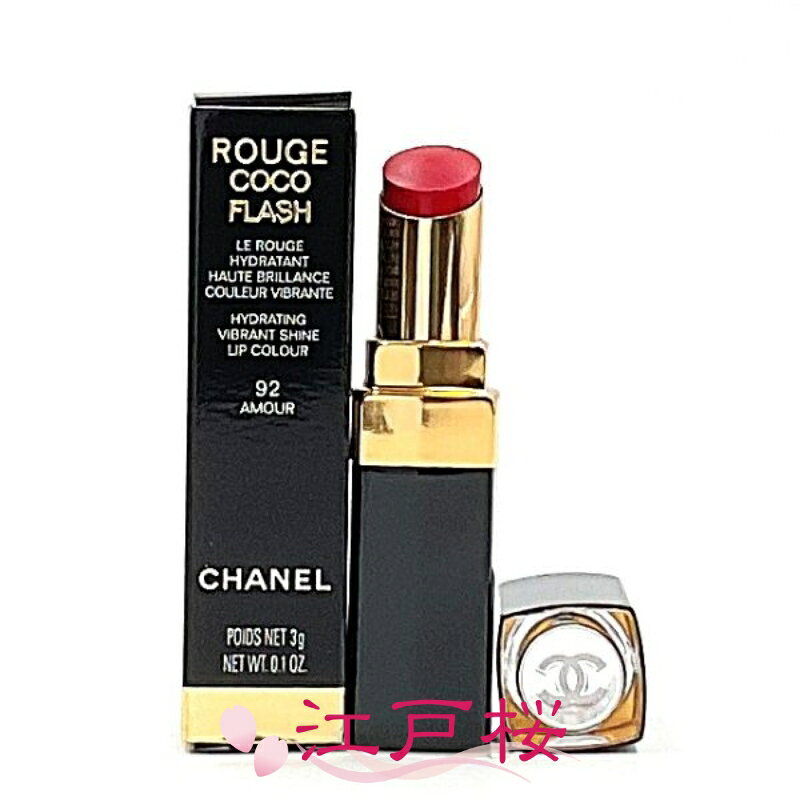 ワンストロークで明るい発色と輝きを同時にもたらすリップスティックです。唇に触れた途端にすべるように広がるフォーミュラが、瞬時につやめく唇に仕上げ、キャップを開けずにフラッシュで色がわかる、透明のトップ。CCロゴを囲む色は選んだリップスティッ...