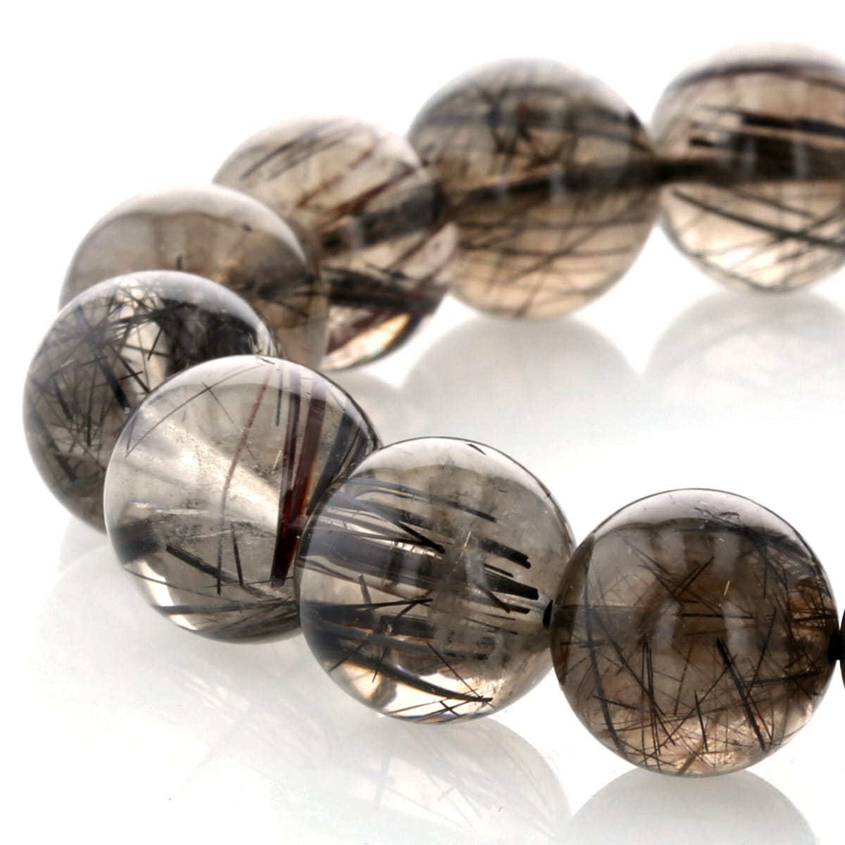 希少な二酸化チタン鉱物「ルチル（金紅石）」を内包した、ブラックルチルクォーツです。 渋くギラっと輝く金属質の黒い針は、力強さと緊張感を感じさせ、水晶の高い透明感と相まって、非常に完成度の高い美しさを備えています。 本品は水晶部分の透明度が特...