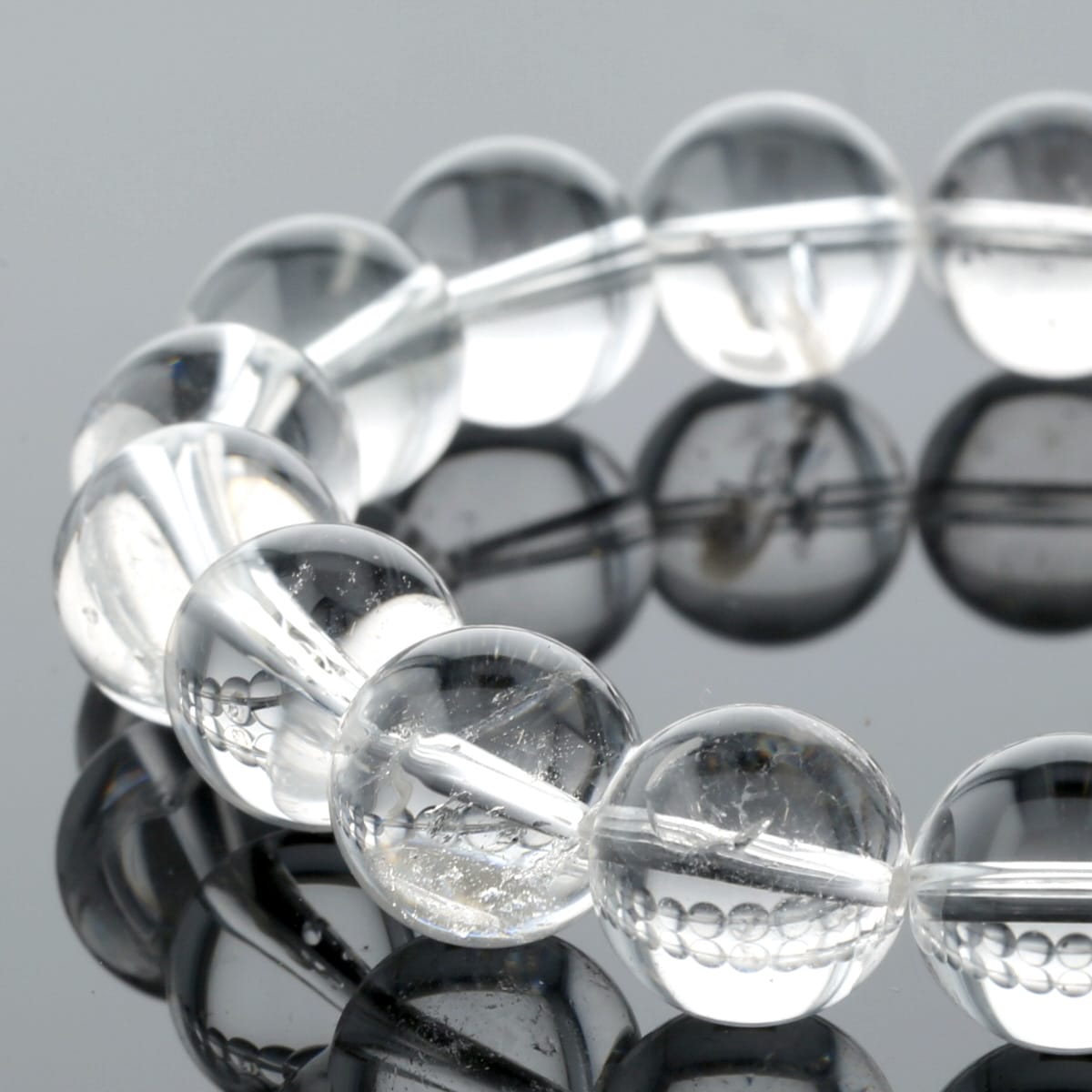 当店でも人気のヒマラヤ水晶ブレスレット。 ヒマラヤ山脈でもネパール側に位置するガネーシュヒマール（ガネッシュ・ヒマール　Ganesh Himal）山脈で取れた貴重な水晶です。 ガネーシュヒマールは象神ガネーシャが守り続けているネパール王国の...