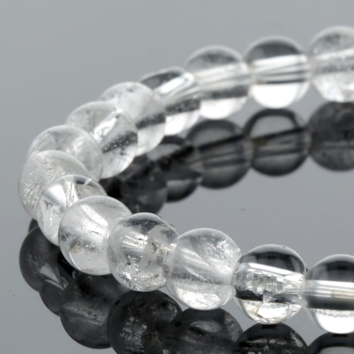 当店でも人気のヒマラヤ水晶ブレスレット。 ヒマラヤ山脈でもネパール側に位置するガネーシュヒマール（ガネッシュ・ヒマール　Ganesh Himal）山脈で取れた貴重な水晶です。 ガネーシュヒマールは象神ガネーシャが守り続けているネパール王国の...