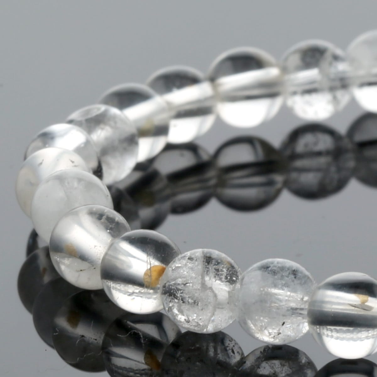 当店でも人気のヒマラヤ水晶ブレスレット。 ヒマラヤ山脈でもネパール側に位置するガネーシュヒマール（ガネッシュ・ヒマール　Ganesh Himal）山脈で取れた貴重な水晶です。 ガネーシュヒマールは象神ガネーシャが守り続けているネパール王国の...