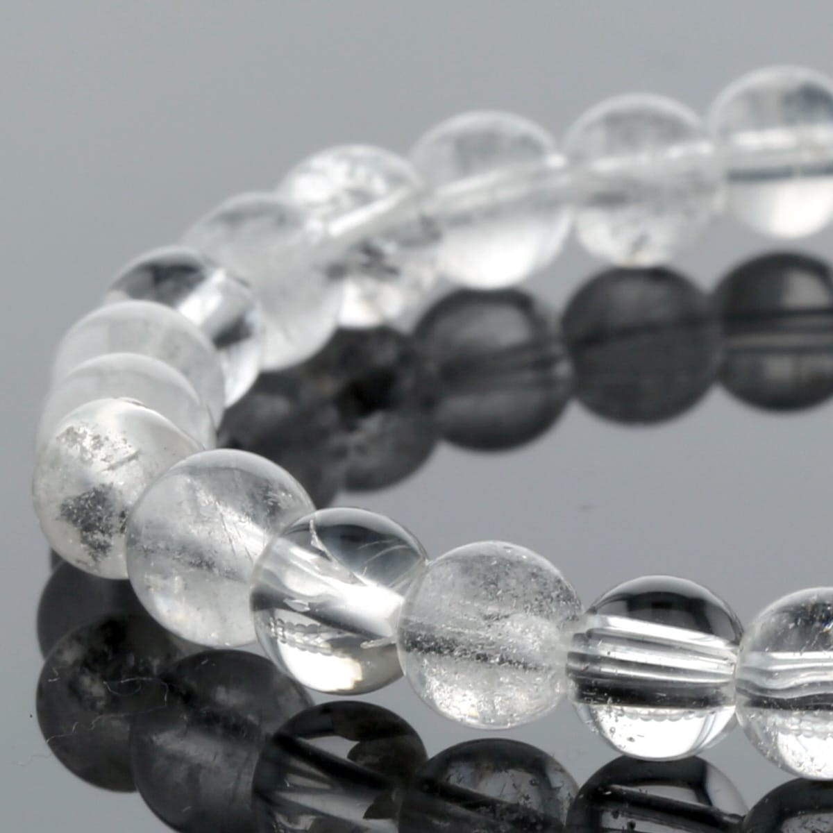 当店でも人気のヒマラヤ水晶ブレスレット。 ヒマラヤ山脈でもネパール側に位置するガネーシュヒマール（ガネッシュ・ヒマール　Ganesh Himal）山脈で取れた貴重な水晶です。 ガネーシュヒマールは象神ガネーシャが守り続けているネパール王国の...