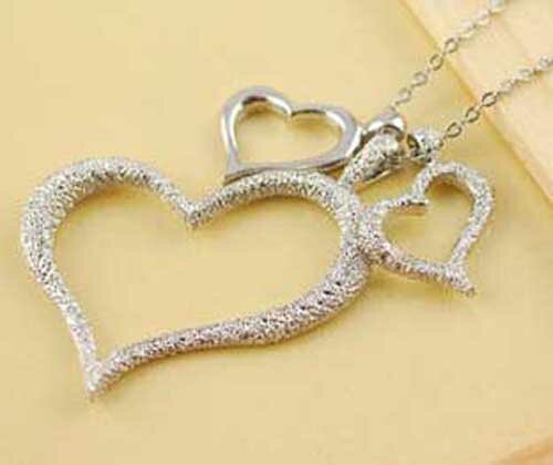 ※サイズ 【トップ】：48mm×51mm 【厚さ】：5mm 【重量】：9g 【素材】：合金 可愛いハートのレディースペンダントです。 動きのあるハートはデザイン性が優れており、女性の 魅力を引き立てる事間違いなしです！ ※予告なく一部デザイ...