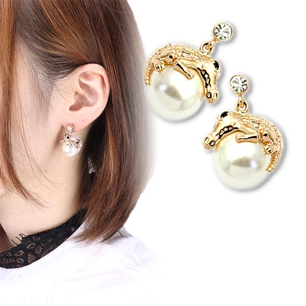 【縦】：22mm 【横】：17mm 【厚さ】：17mm 【重さ】：4.8g 【素材】：18K金メッキ シェルパール ワニが真珠を抱える ユニークなデザインのピアス。 ワニは3層18K金メッキにより贅沢な輝きを放ち シェルパールの真珠は大人の...