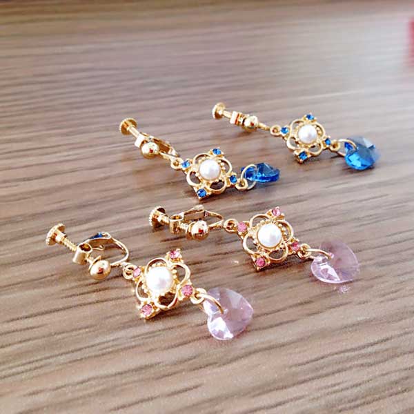 【縦】：40mm 【横】：10mm 【厚さ】：20mm 【重さ】：3g 【素材】：合金 可愛いハートのビジューが輝くゴールドピアスです。 デザイン性抜群なパールの装飾と高級感溢れる ゴールドカラー、ハートのビジューが女性の魅力を 引き立てる...