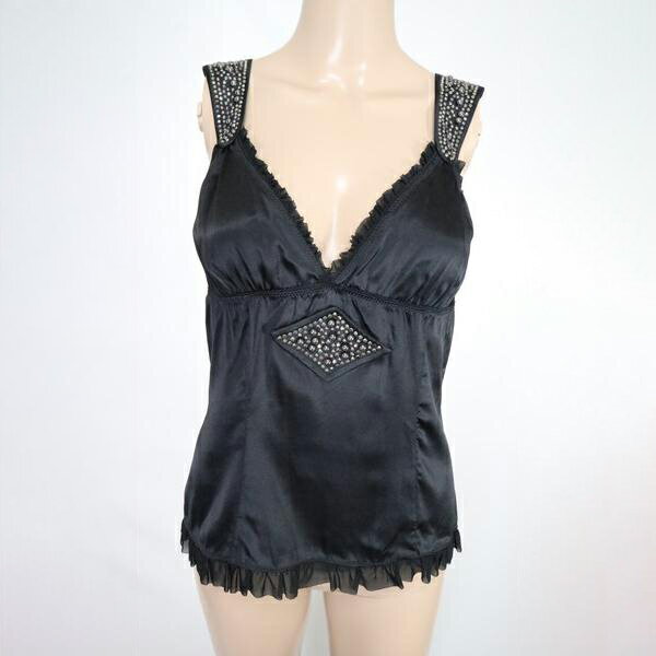 1961年にイギリスのマンチェスターに誕生。南アフリカのキングストン工科大学で学んだ後、EMPORIO ARMANI(エンポリオ アルマーニ)などとコラボレイトしながら、自身のブランドをクリエイトしていきました。1984年、Maria Co...