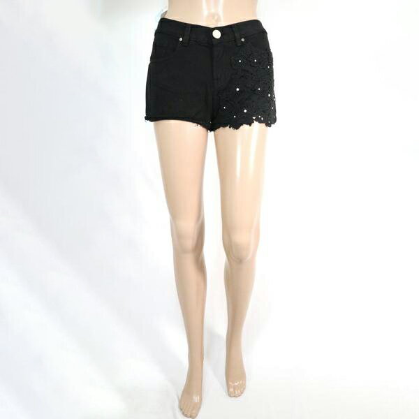 デザイナーブランドのようなデザイン性とクオリティを持ちながらも、手の届きやすい値段の”Made in Italy” を提供することで、世界中で大成功を収める。有名セレクトショップだけでなく、直営店を世界中の大都市にオープンさせ、現在その数は...