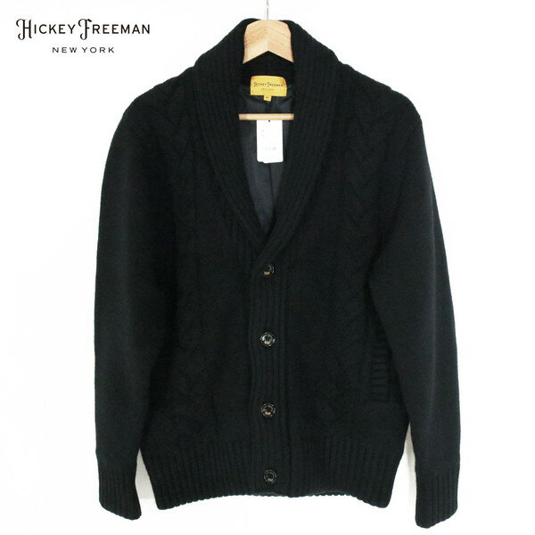 ジェイコブ・フリーマンとジェレミア・ヒッキーにより創設された紳士服工房がその源流。“Keep the quality up（絶えざる品質の向上）”をモットーに掲げたヒッキー・フリーマンのスーツは、やわらかな着心地とルックスを備えていたことか...