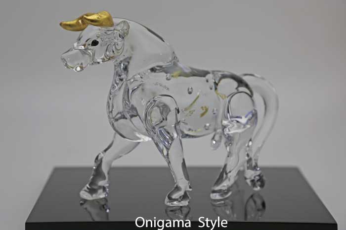 商品説明商品説明 富山県で制作しているガラス作家　小幡祐嗣さん。 2021年の丑年のオブジェの作品です。 ひとつひとつ時間をかけて作り上げる技術力は非常 に高いクオリティです。 ガラスが熱いうちに抽象的に制作をしていきます。 牛のツノ、耳、...