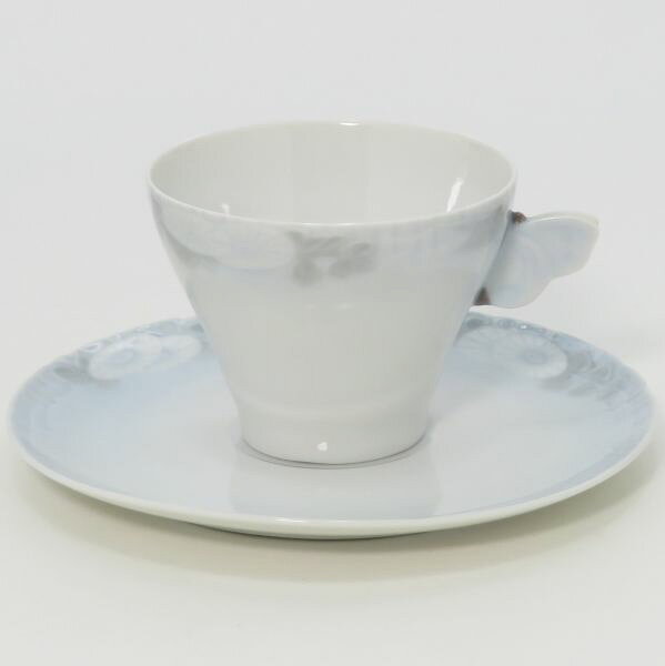 ロイヤルコペンハーゲン サマーナイトブルー（真夏の夜の夢）のカップ&ソーサーになります。とんぼや蝶、蜂などの昆虫の造形や、淡い色合いで幻想的なデザインの大変美しい作品です。 個数：カップ&ソーサー1客での出品となります。サイズ：カップ 口径...