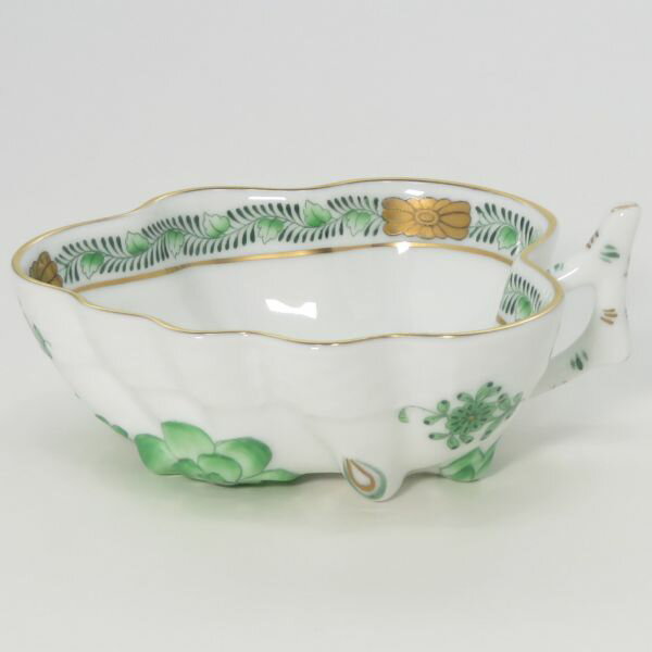 ヘレンドのアポニーグリーンのオープンシュガーボウルになります。ヘレンドはヨーロッパ貴族の間で昔から愛用されているブランドです。アポニーはハンガリーの伯爵アポニーのあまりに急な注文に、名作「インドの華」をベースに、少しシンプルに作られたシリー...