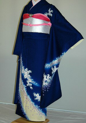標準サイズ 19,800円【振袖17点セット】振袖・袋帯（又は袴）・長襦袢・帯締め・帯揚げ・重ね衿・草履・バッグ・肌襦袢・裾除け・腰紐5本・前板・　衿しん・伊達締め2本（マジックベルト）・帯枕・ショール（季節によって）・コーリンベルト さら...