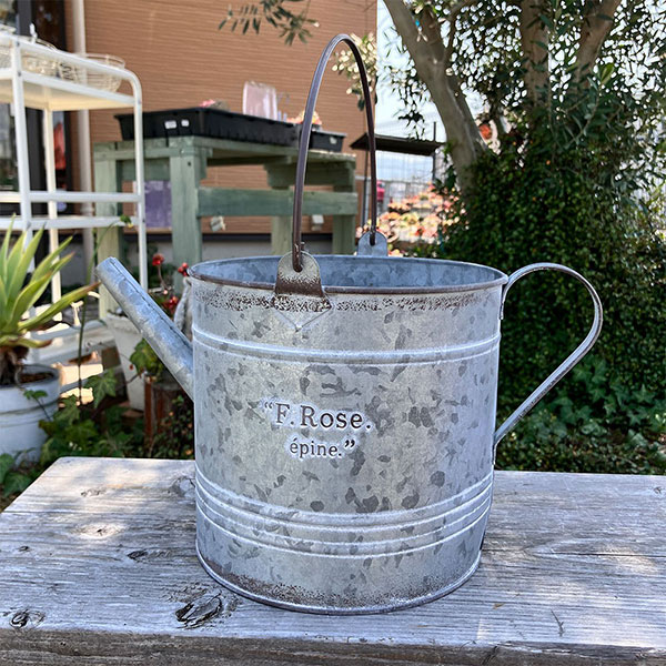 ※自社発送となります為、原則として 北海道、沖縄県への 配送はお受けいたしかねます。 予めご了承ください。 素材 ブリキ サイズ(約) 本体：W307×L195×H170mm 内径：173Φmm 特徴 ジョウロの形をした円型のかわいいブリキ...