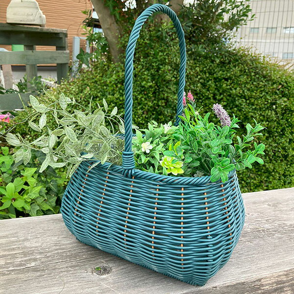 素材 プラスチック（ポリプロピレン） 内側にビニールカバー付き サイズ(約) W263×L195×H145(355)mm W205×L140mm 特徴 かわいくおしゃれなバスケット。 内側にビニールカバーがついているので土をいれてもこぼれま...