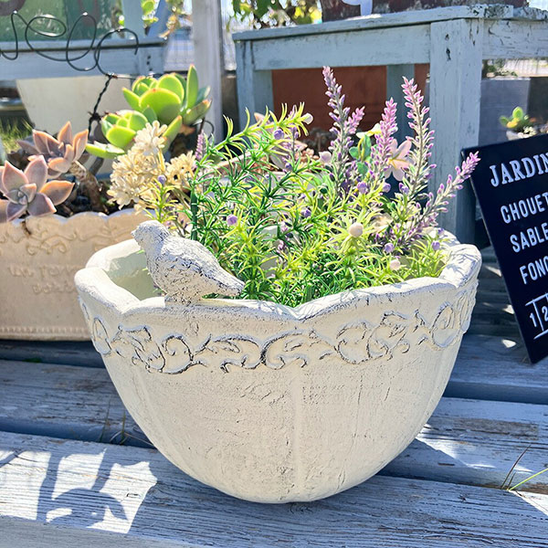 素材 グラスファイバー サイズ(約) 235Φ×H135(175)mm 内径:195Φmm 特徴 アンティーク風でシンプルなデザインが素敵なプランターが登場です！ お庭や玄関先の自慢の1点になりそう♪ 寄せ植えにも単品植えにも！ ヨーロッパ...