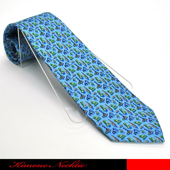 商品説明浅縹色（あさはなだいろ）のベース地でシルク素材です。シカゴのwindy cityに、ドバイのブルジュハリファーに水に浮かぶモニュメントの間をヨットが走っています。面白そうな競技の絵柄です。某有名ブランドのストックものです。サイズ・素...