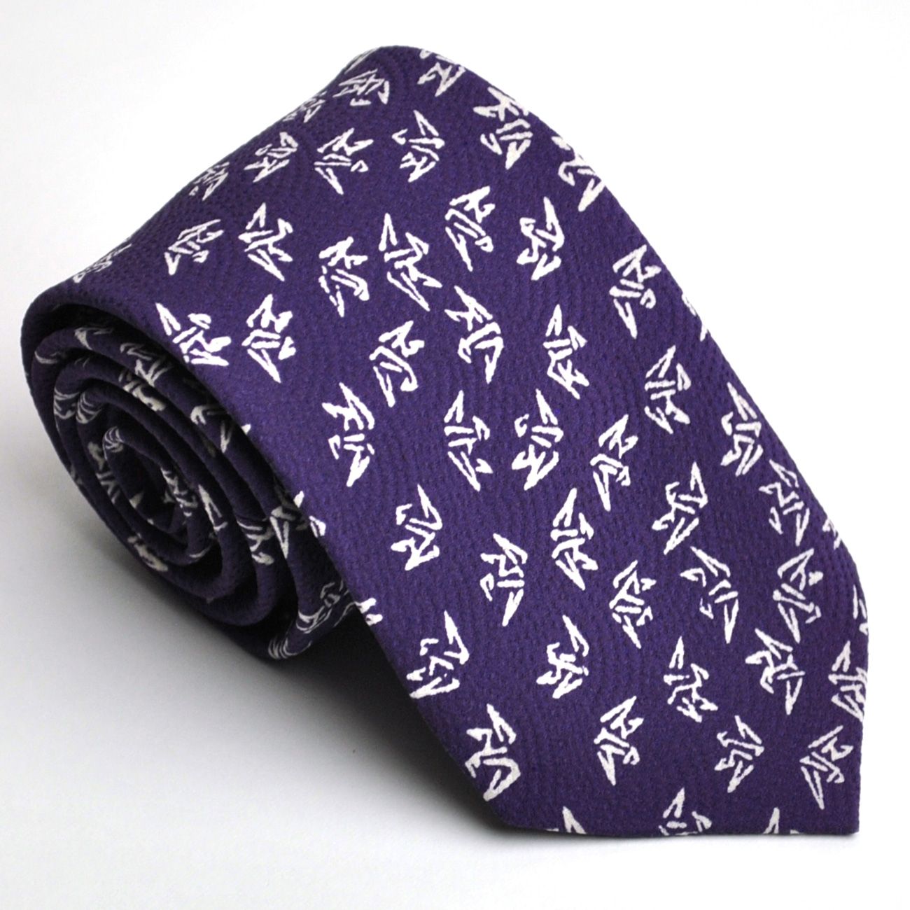 商品説明正絹の丹後縮緬の反物から縫製しました。オリズルがランダムにとんだデザインで葡萄色が染められた落ち着きのあるデザインです。オリズルは日本の伝統的な折り紙のモチーフでありまた広島では平和の象徴です。祈りのネクタイであり、日本の心を感じら...