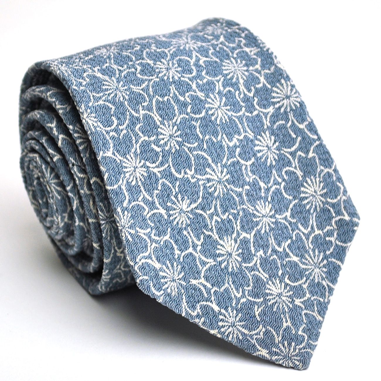 商品説明正絹の濱ちりめんの高級反物で通産大臣賞受賞鬼しぼちりめんの印が押されています。生成り地に藍鼠色が染められています。桜の花を敷き詰めた小紋文様です。灰色がかかっていますので正装などの装いにも適応できコーディネイトの幅が広がります。サイ...