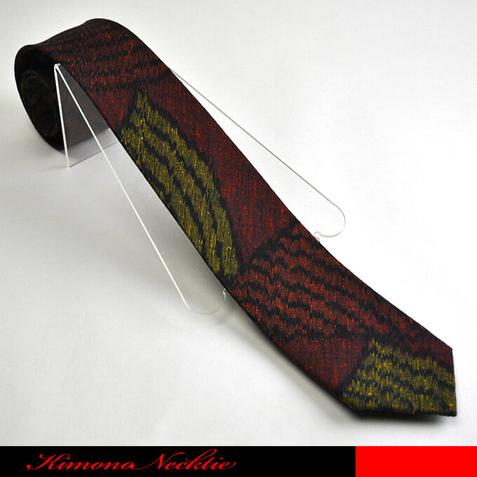 商品説明正絹の紬の反物です。織り名は織り込まれていますが読み取れません。扇を重ねた図柄のデザインです。個性的で民芸感のイメージがします素材は新古の着物反物から縫製しております。反物を全て使って縫製していますので、それぞれ、僅かに柄行がちがい...