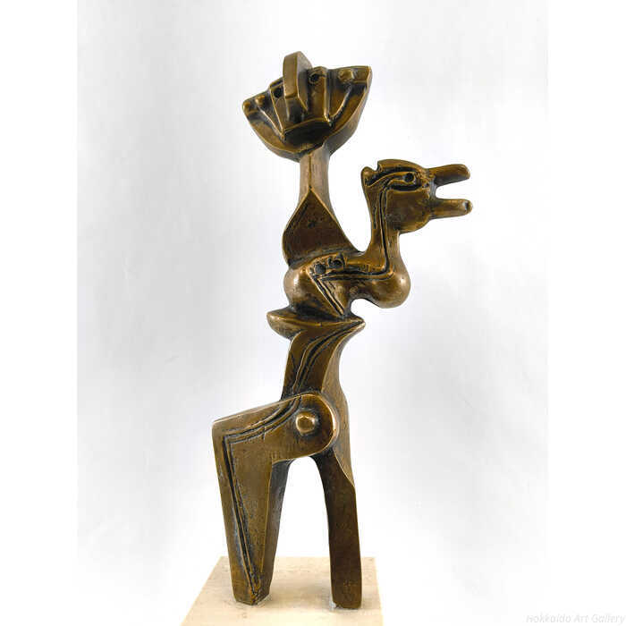 ユーモラスな造形が印象的です。独特の形状が、温かみのある人間愛を感じさせます。大理石の台座と一体型（サイズ表記部は台座を含む）本体のみのサイズ：高さ31×幅14×奥行6cm刻サイン、6技法：ブロンズ彫刻外寸：高さ41×幅16×奥行き10cm...