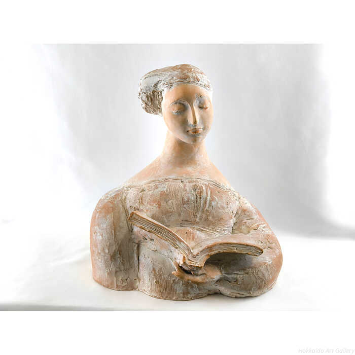 静謐な表情と、繊細に表現された指の動きが印象的です。テラコッタ特有の素材感が、神聖な雰囲気を醸し出しています。内面を深く見つめるような女性像は、記憶や物語性を感じさせます。技法：テラコッタ外寸：高さ35×幅33×奥行き27cm作品の状態：良...