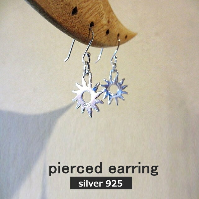 ◆ details * 材質 シルバー925 サイズ 幅1.5cm×高さ3.5cm /総重量(2p)約2g 色 シルバー925 備考 ◎太陽デザインのシルバー925ピアスです。いろいろなスタイルに合わせやすいデザインです。 プレゼントにも是...