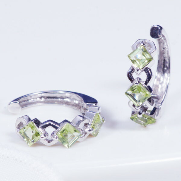 商品スペック ●ペリドット6石（スクエアカットスクエア） ●14金ホワイトゴールド ●最大幅：約4.2mm ●輪形：約14.7mm ●重さ：約3.0g 調節機能付きのピアスのようなイヤリング【ピアリング】（特許登録商品）。使い勝手の良い新デ...